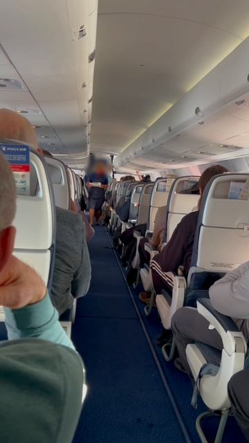 Стюардесса: Опыт или Улыбка?