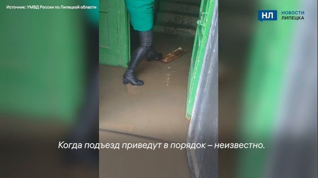 В Липецке жильцы вынуждены ходить по доскам из-за огромной лужи в подъезде