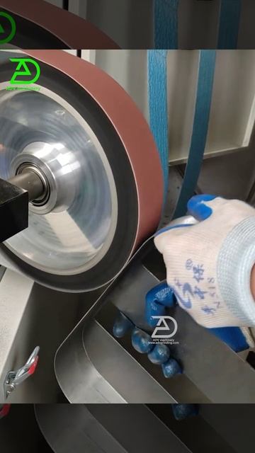 Демонстрация работы ленточной полировальной машины ADV116 для удаления поверхностных царапин.