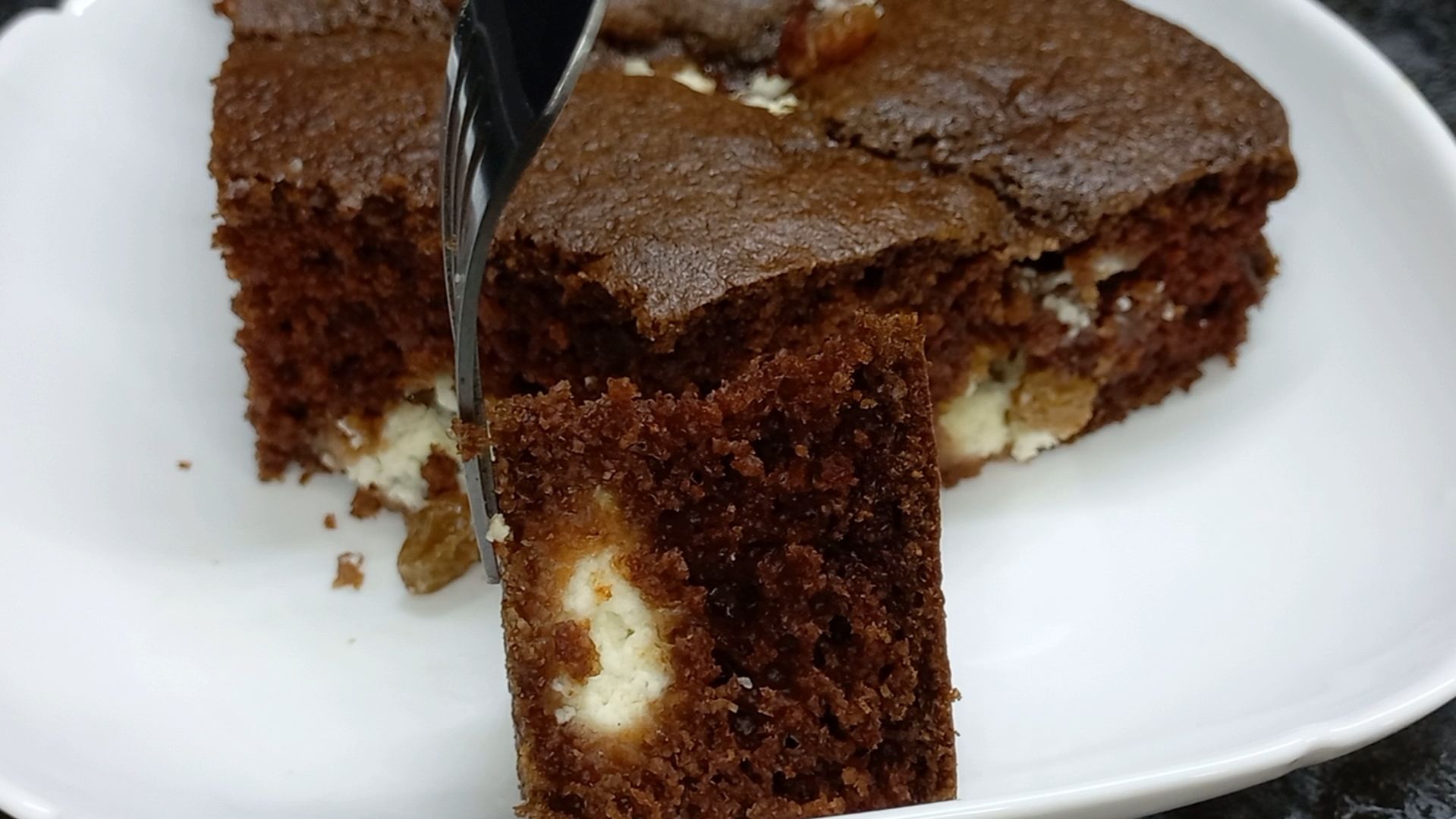 Шоколадный манник с творожной начинкой и изюмом