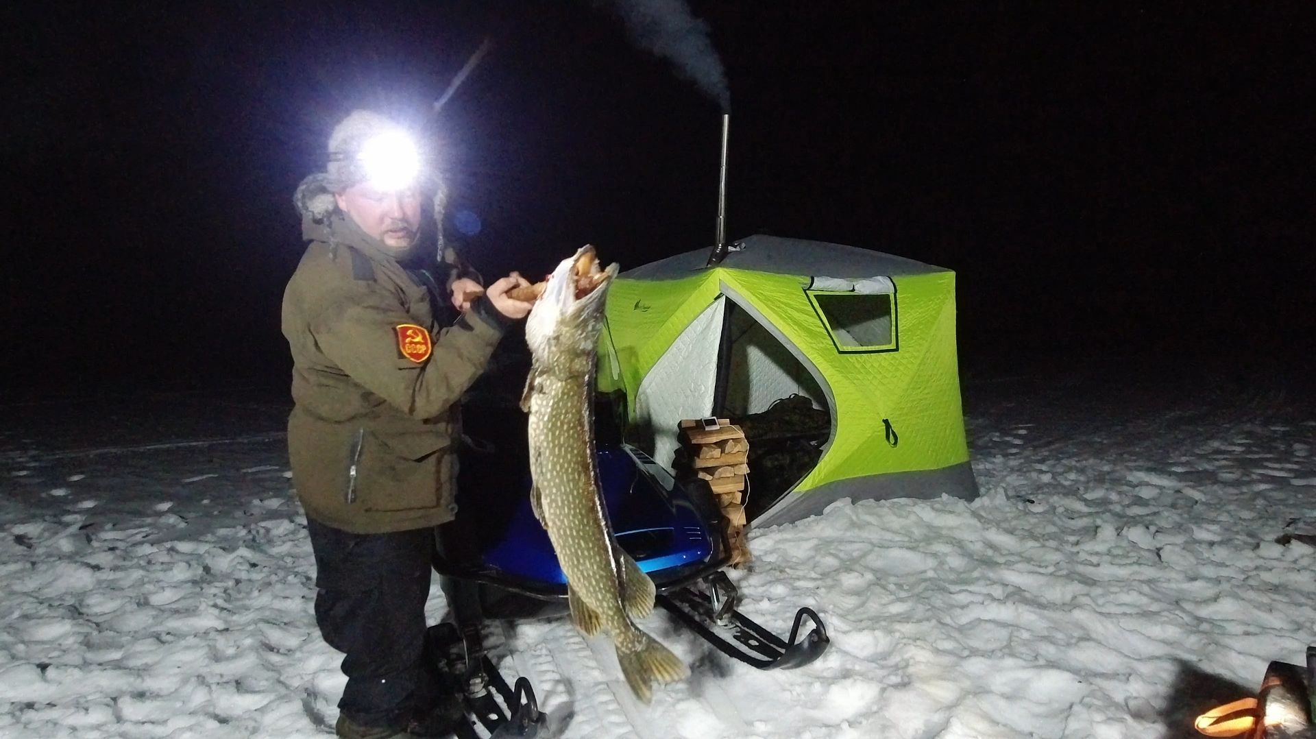 РЫБАКА НА КРАЮ КАРЕЛИИ. КРУПНЫЙ ОКУНЬ НА БЛЕСНУ. ПОСТАВИЛ ПАЛАТКУ КУБ С ПЕЧКОЙ ПРЯМ НА ЛЬДУ. жерлицы