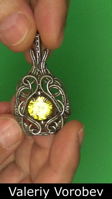 Кулон ручной работы из проволоки нейзильбер и фианита. Автор: Валерий Воробьев
