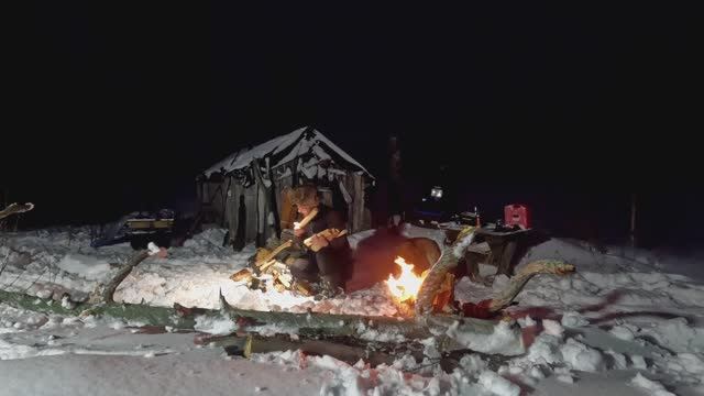 СТАРИННАЯ ИЗБА ДЕДА НА ДИКОМ ОЗЕРЕ. ПРОБИРАЕМСЯ НА СНЕГОХОДЕ В ИЗБУ ДЕДА НА ОСТРОВЕ. ЧТО С ИЗБОЙ