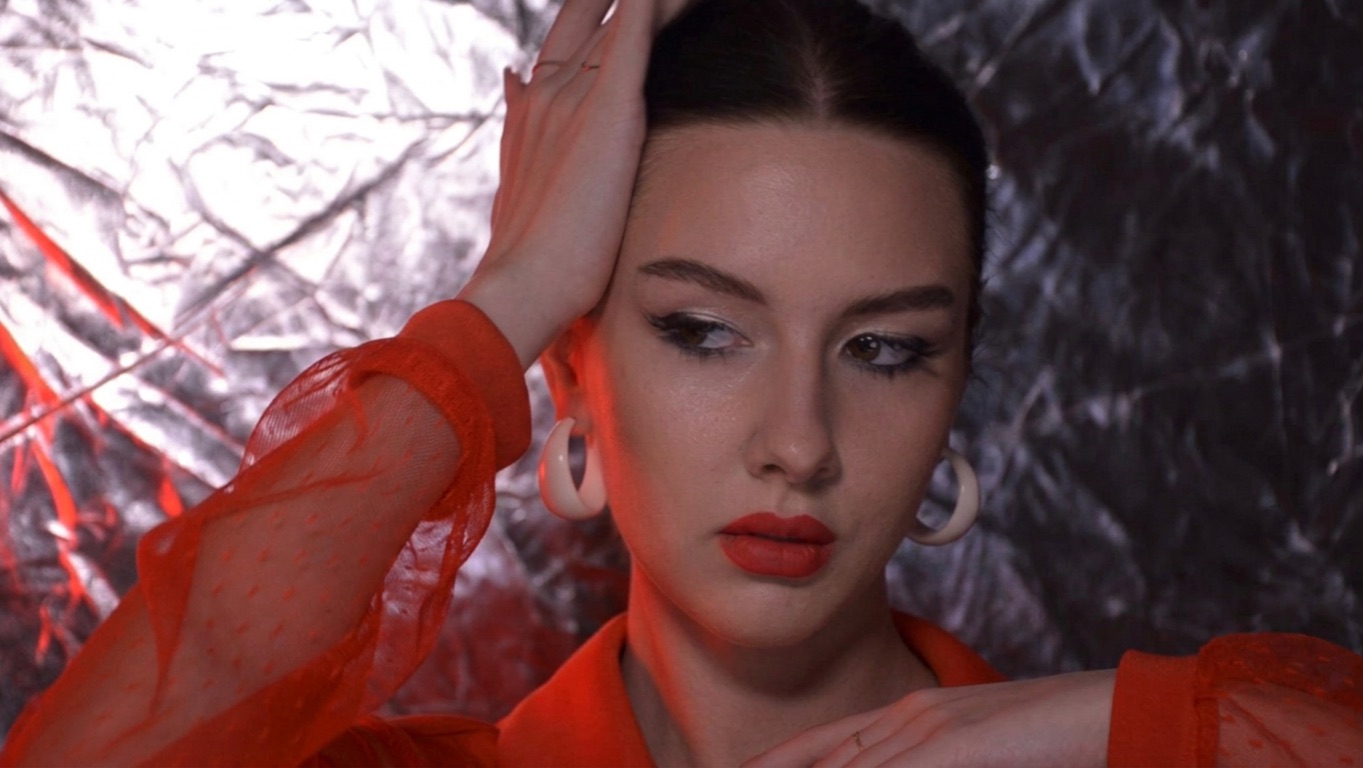 Гламурный макияж со стрелками и красной помадой