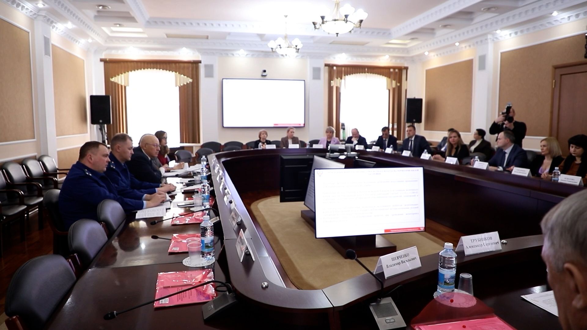 В Доме советов Оренбурга за круглым столом встретились представители бизнеса и власти региона.