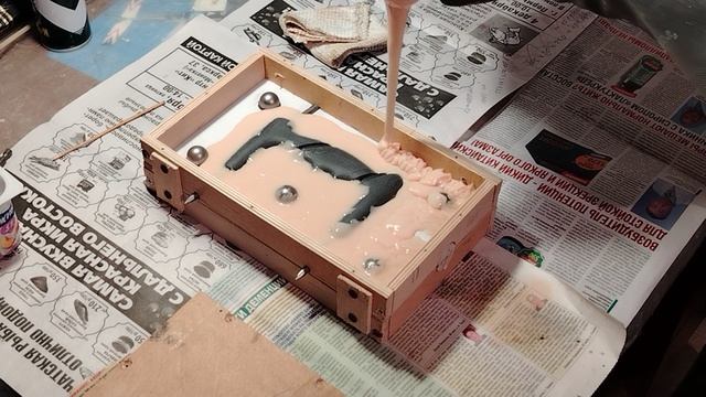 №3- Заливаю силиконом первую половину матрицы ручки №1.