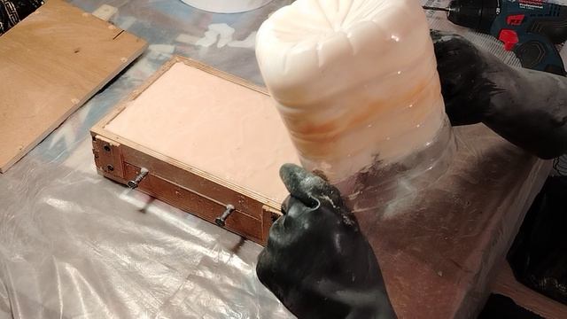 №6- Заливаю силиконом ответную половину матрицы ручки №1.