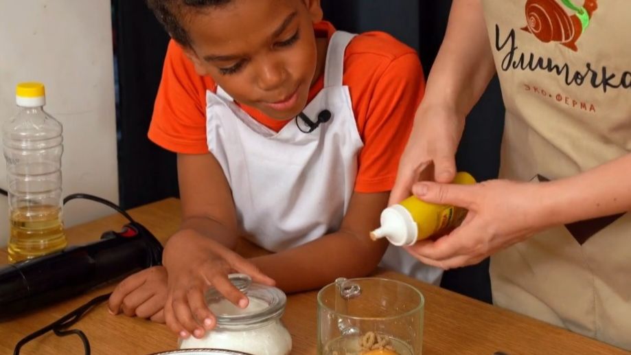 Готовим с детьми: свекольный салат с сыром и чесноком к семейному застолью