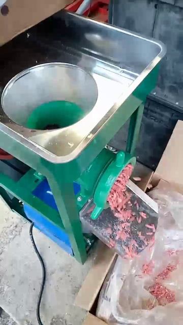 MS52 GRINGO промышленная мясорубка перемалывает куриные кости