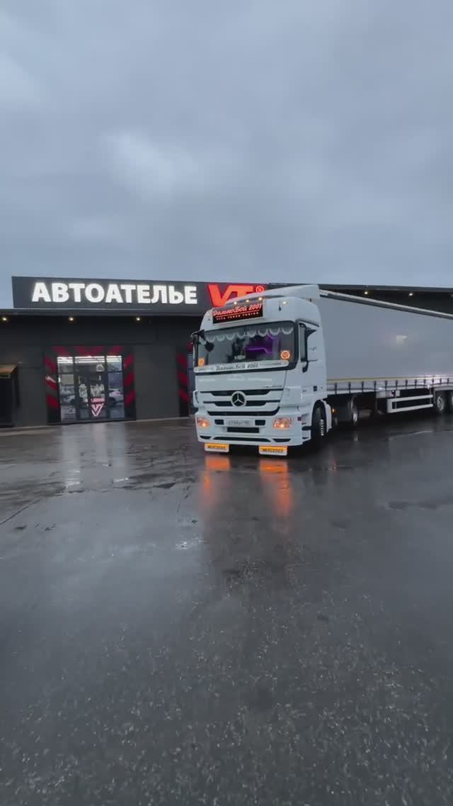 Едем на выставку с наряженным Mercedes Benz