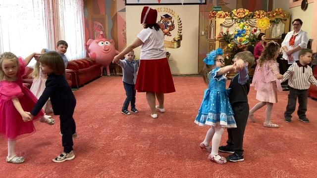 Танец  "Подарю улыбку". Группа №5 "Звёздочки"