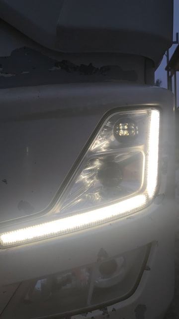 Седельный тягач Dongfeng. Перегорел диодный блок в фаре головного света.