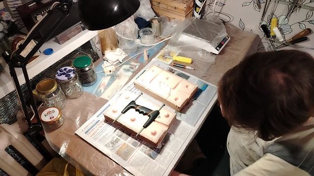 №15- Разнимаю матрицу ручки №3 после заливки силиконом.