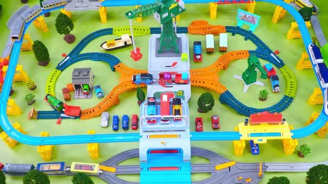 Поезда! Детская железная дорога! Играем в игрушки!