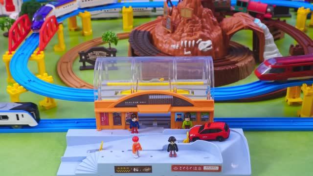 Поезда! Детская огромная железная дорога! Давай играть вместе!