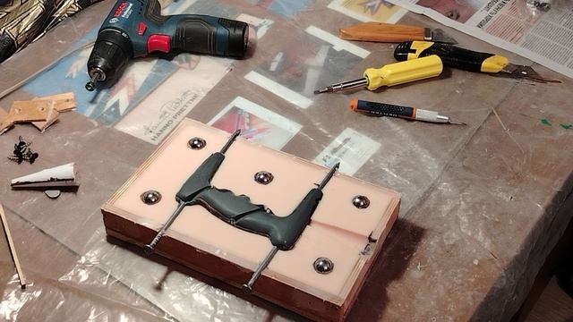 №4- Снимаю разделительную доску с матрицы ручки №1.