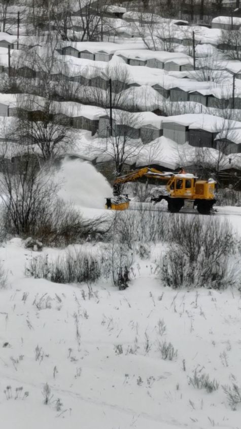 Гребут снег, на РЖД #снег #уборкаснега #РЖД #Россия #зимавРоссии #гребутснег #многоснега #весна