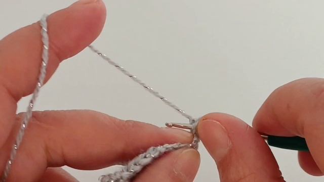 012. Вы не поверите, эта модель однорядная! Простой и красивый узор листьев крючком.