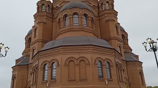 Александро-Невский кафедральный собор Волгограда и осенний Александровский сад с розами, 17.10.2024