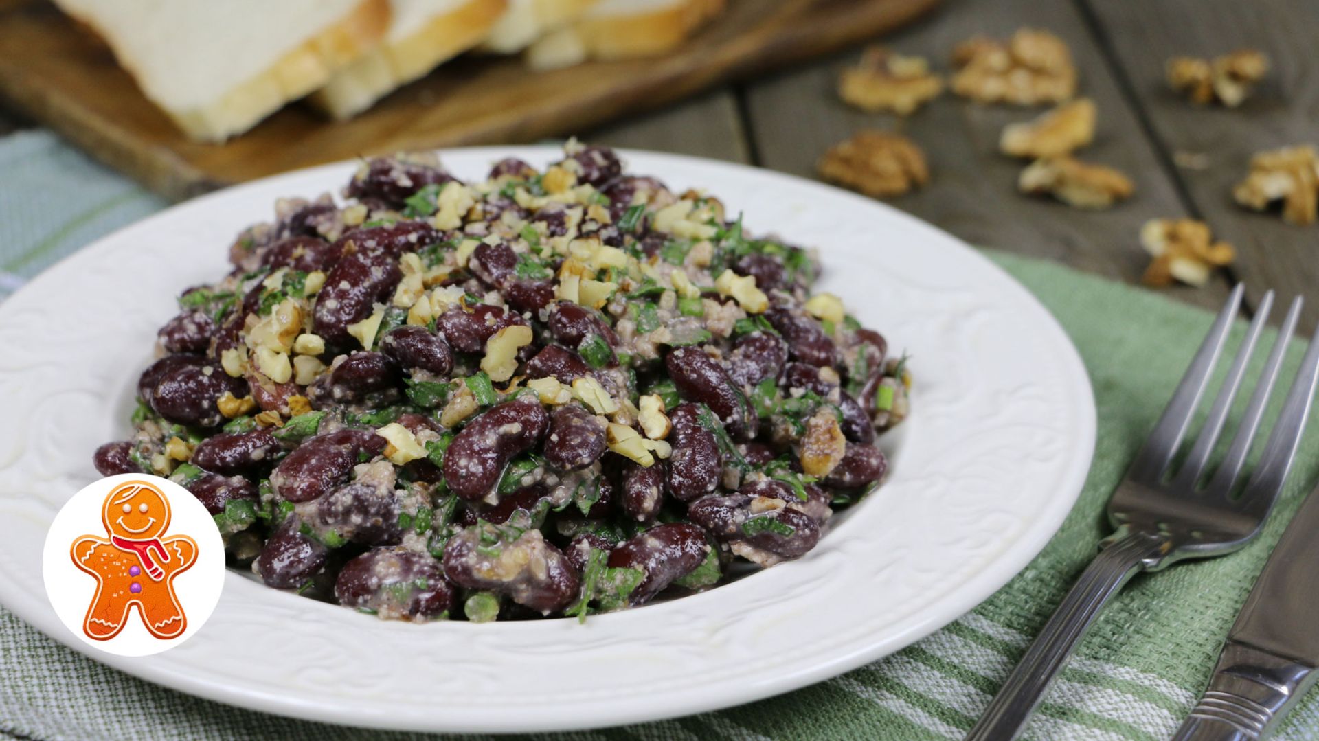 Постный салат из красной фасоли с ореховым соусом