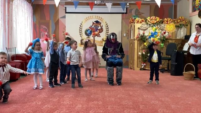 Танец с клубочками. Группа №5 "Звёздочки"