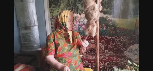 Клавдия Семёновна Димитриева рассказывает о прядении и поет на чувашском языке