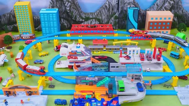Поезда! Детская огромная железная дорога! Давай играть вместе!