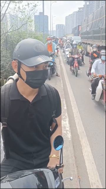 Смотрите внимательно — так ездят только во Вьетнаме.»