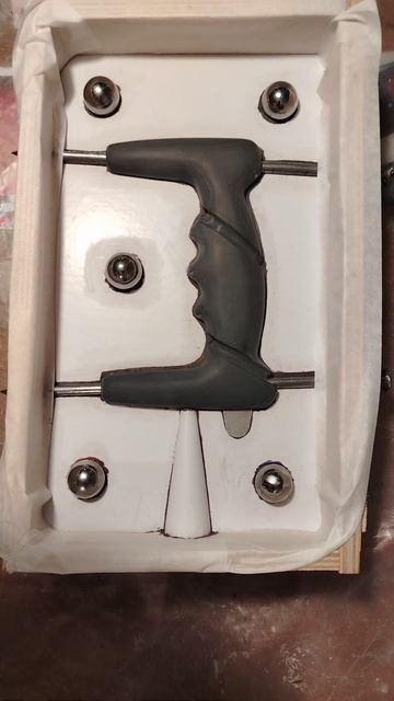 №1- Подготовленная мастер модель ручки №1 к заливанию силиконом.