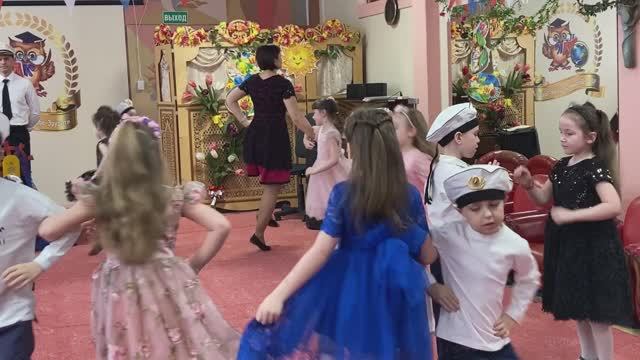 Весенняя полька. Группа №9 "Ягодки"