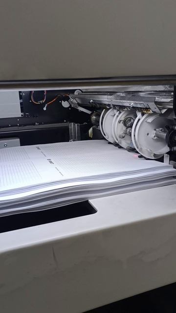 Печать блокнотов с автоматической подборкой обложек на чёрно‑белой машине Nuvera.