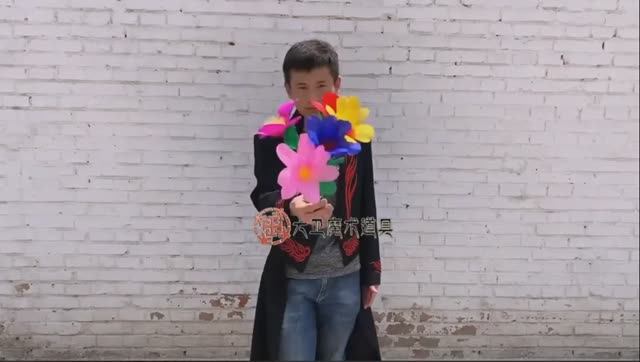 цветок кланяется.