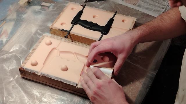 №7- Разнимаю матрицу ручки №1 после заливки силиконом.