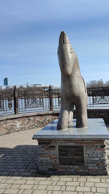 17 Голден пони он же единорог - скульптура в парке Щербакова на набережной