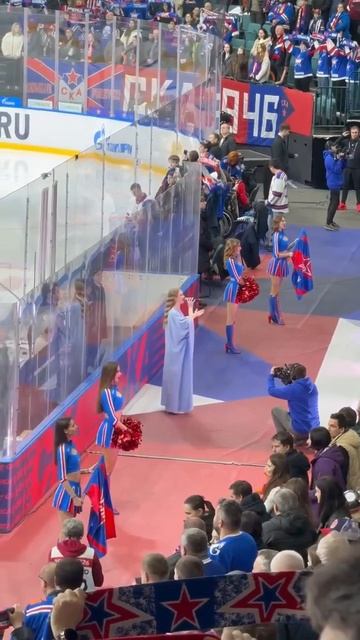 Студентка СПбГУПТД Дарья Воропаева исполняет гимн России на матче СКА - Локомотив в Ледовом