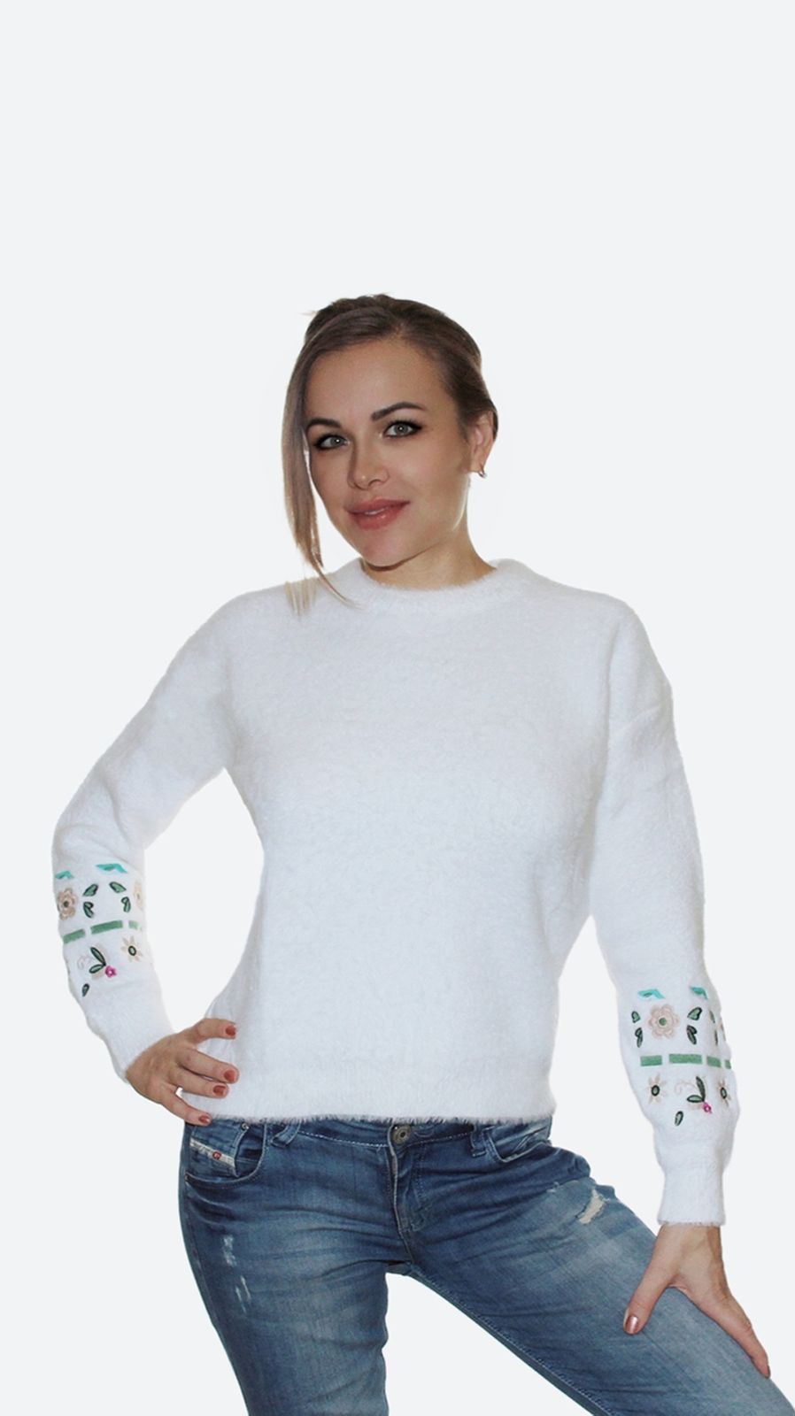 Белый женский джемпер с узором на рукаве