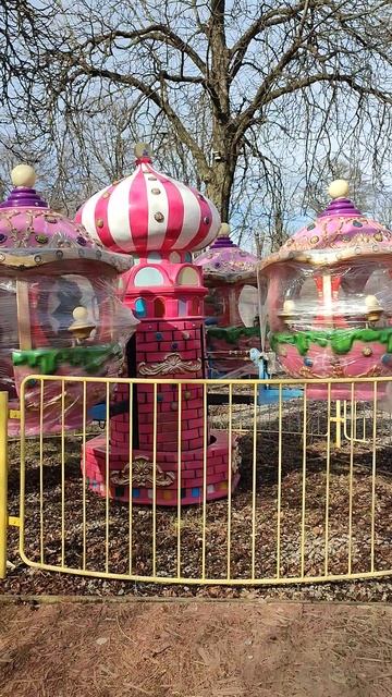 14 Карусель с пироженковыми кабинками - ну оочень детский