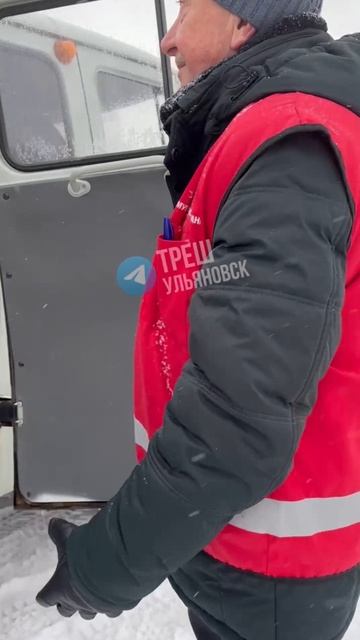 😳 Парня выгнали из троллейбуса и вышвырнули его вещи, потому что он не успел оплатить проезд   «Здр