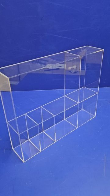 Витрины из прозрачного оргстекла под заказ.