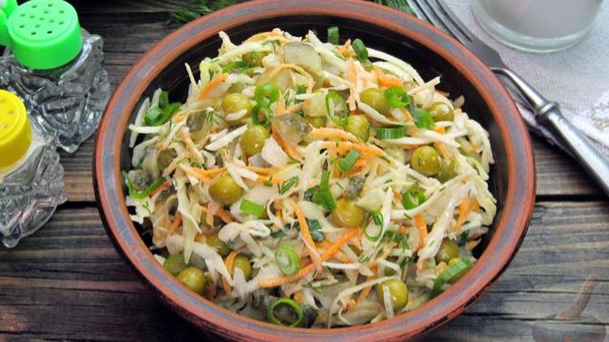 САЛАТ С КАПУСТОЙ, МОРКОВЬЮ И МАРИНОВАННЫМИ ОГУРЦАМИ