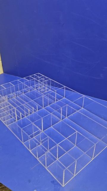 Подвесные и настольные витрины из оргстекла