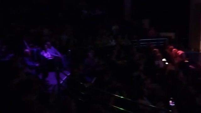 Мексиканское шоу исполняет песню El mariachi loco