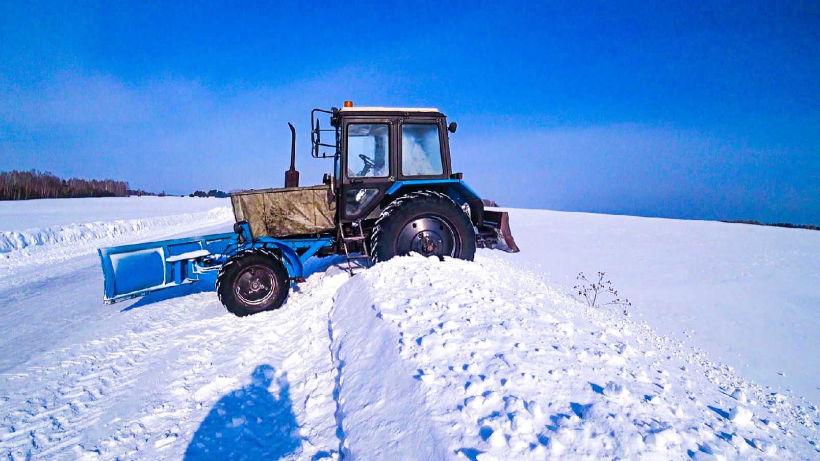 Чистим дорогу от снега после метели.