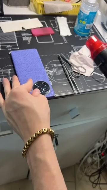 Как клеить УГЛЫ цветной защитной пленки