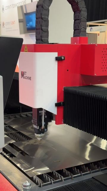 Оптоволоконный лазерный станок MetMachine LCM-3015 AIO-N  в работе!