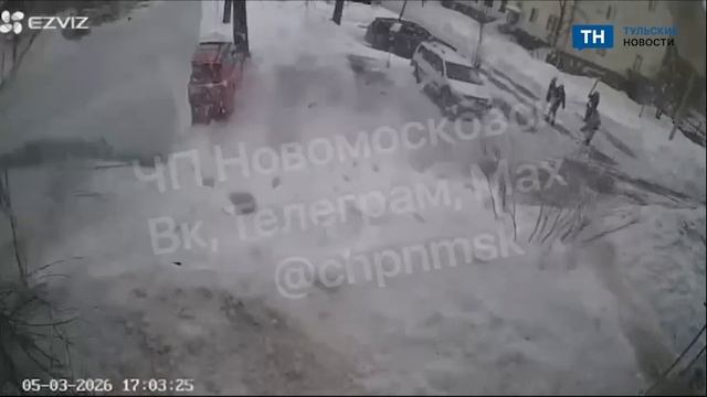 В Новомосковске обрушилась снежная лавина с крыши многоэтажки