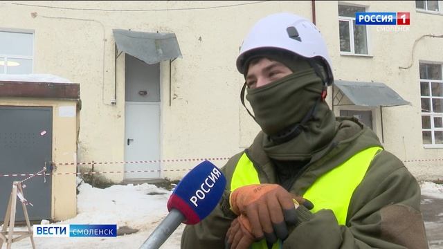 Смоленские коммунальщики приступили к уборке городских крыш и дорог
