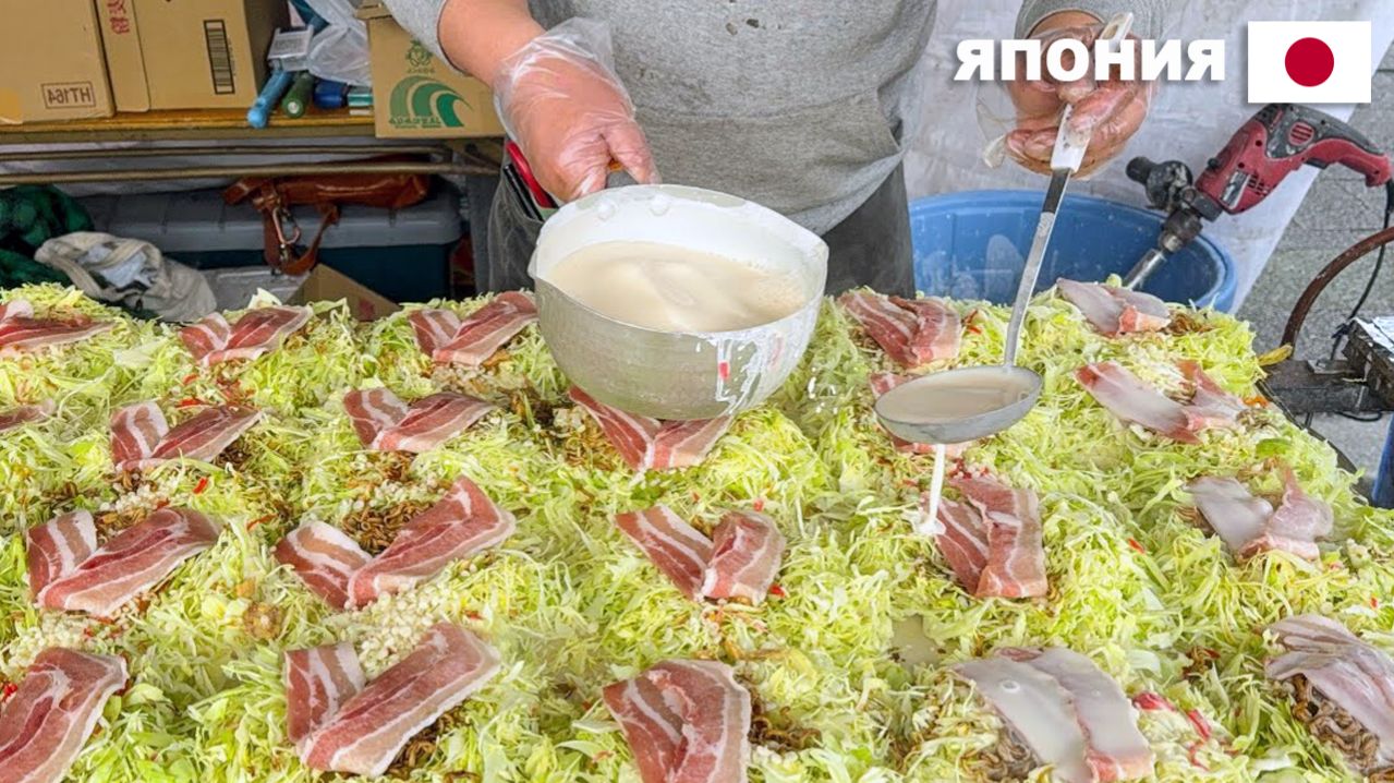 Японская уличная еда | Готовим окономияки в стиле Хиросимы в киоске с едой на фестивале