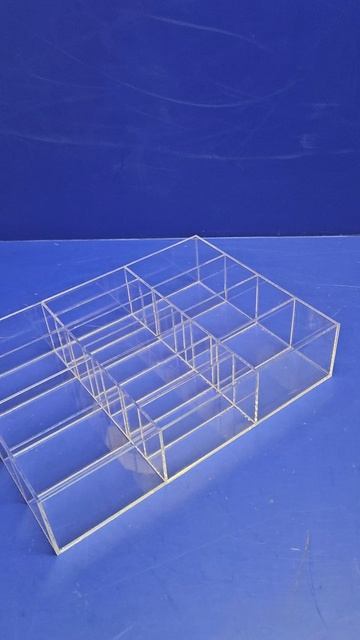 Торговый накопитель из прозрачного оргстекла.