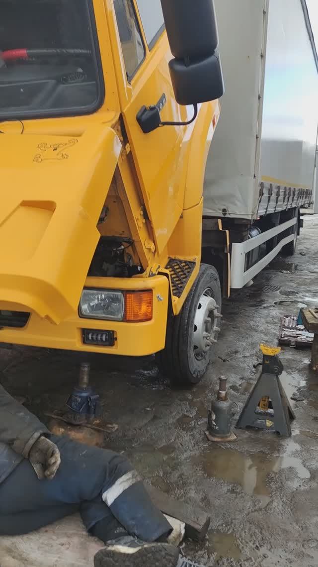 КАМАЗ 4308 замена лопнувшей рессоры в передней подвеске.